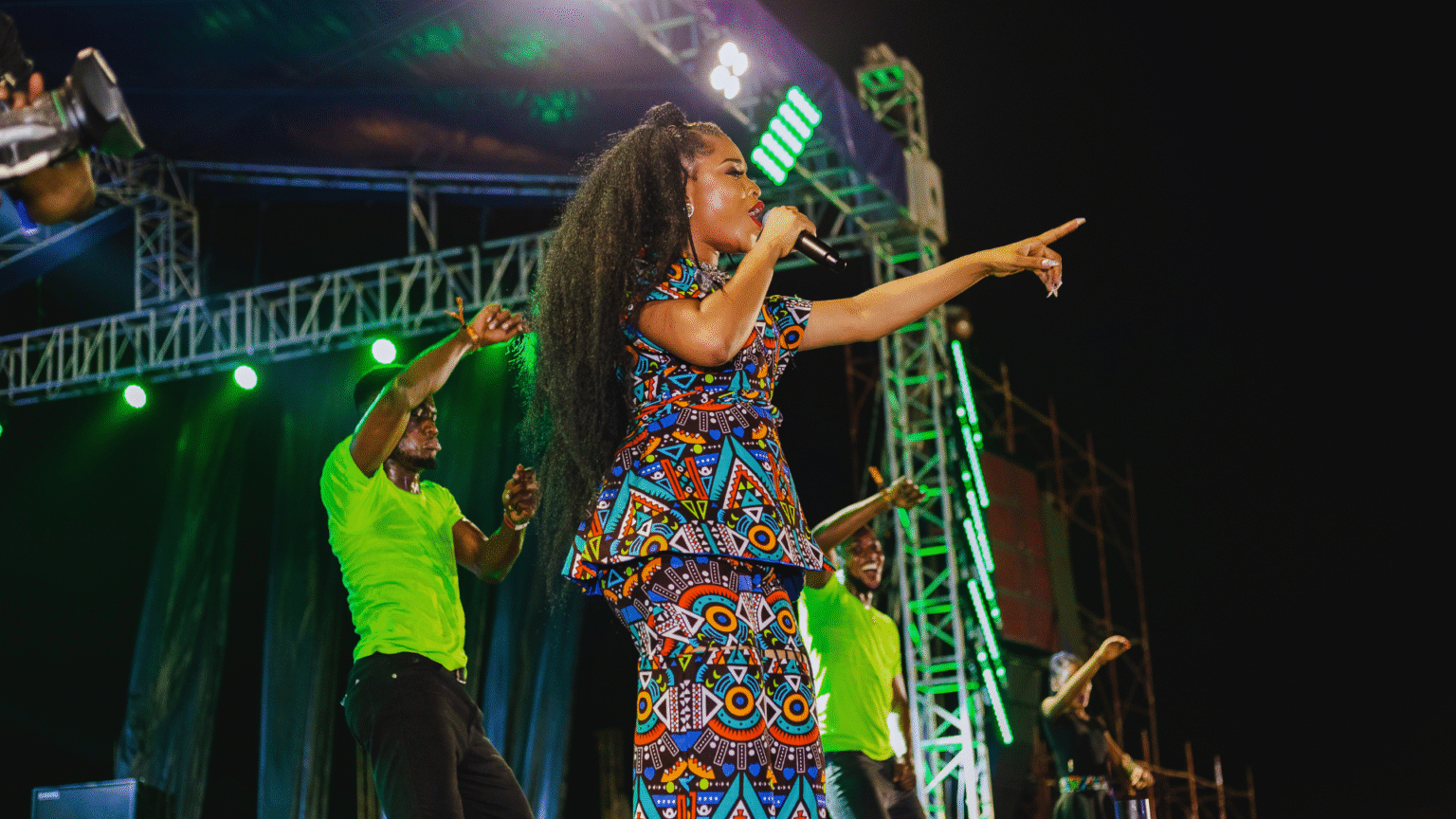 How to Improve Your Stage Confidence on Stage: Tips for Effective ...